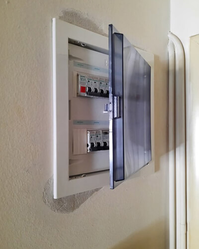 GALLERY ΤΟΠΟΘΕΤΗΣΗ ΗΛΕΚΤΡΟΛΟΓΙΚΟΥ ΠΙΝΑΚΑ - ΚΡΕΜΜΥΔΑΣ SERVICE