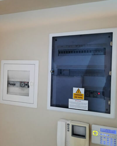 GALLERY ΤΟΠΟΘΕΤΗΣΗ ΗΛΕΚΤΡΟΛΟΓΙΚΟΥ ΠΙΝΑΚΑ - ΚΡΕΜΜΥΔΑΣ SERVICE